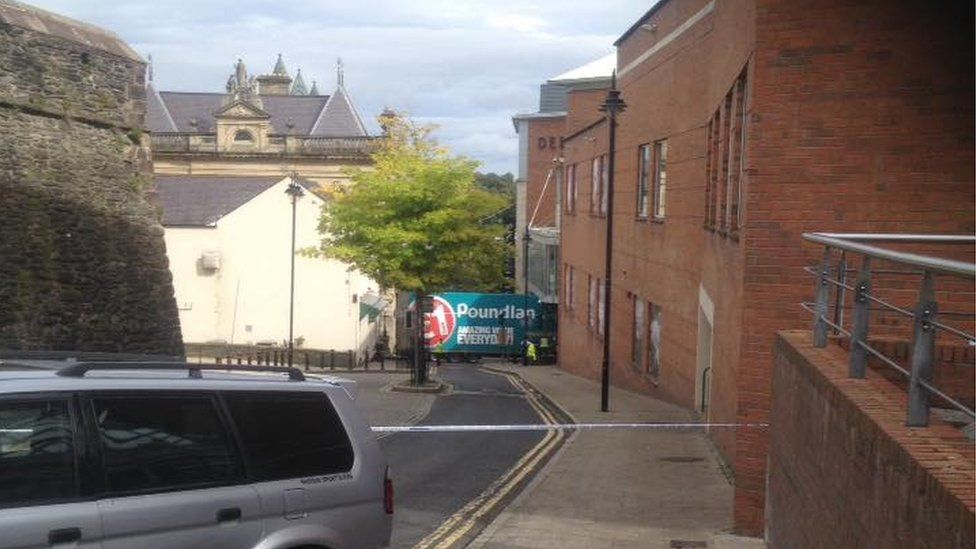Derry: Runaway lorry crashes into Foyleside Shopping Centre - BBC News