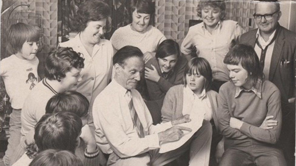 Pioneers of women's football to receive blue plaque in Luton - BBC News