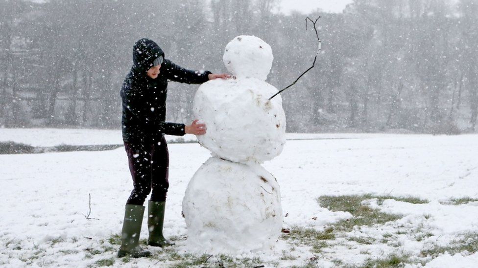 UK snow: Severe weather sweeps across country - BBC News