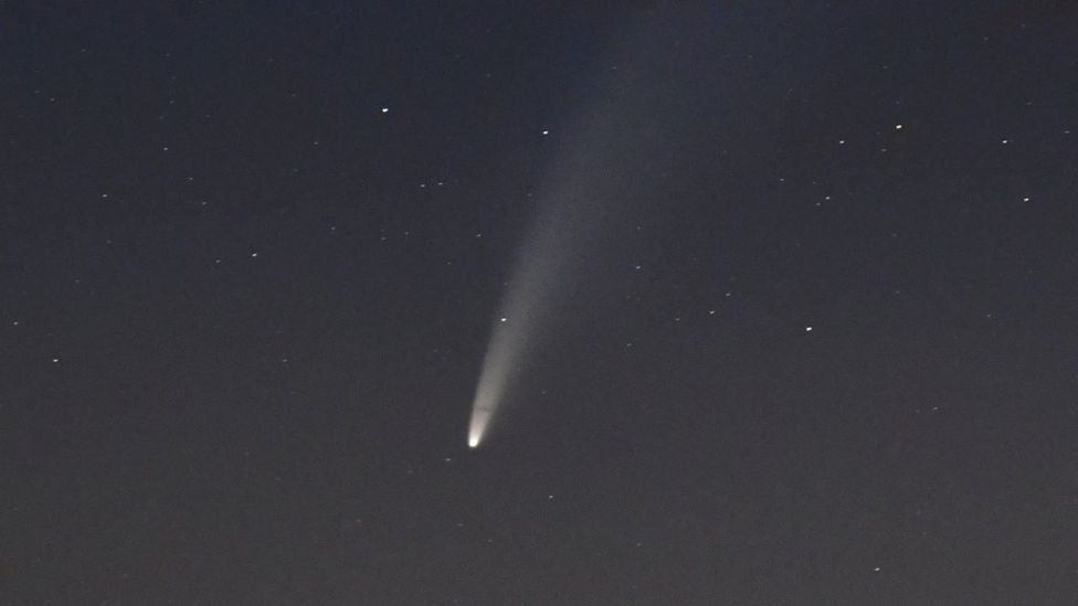 Comet captured streaking across Stonehenge night sky - BBC News