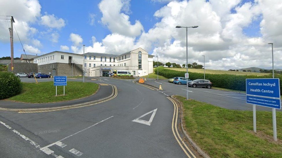 Symud cleifion a chau ward Ysbyty Tywyn yn sgil prinder staff - BBC ...