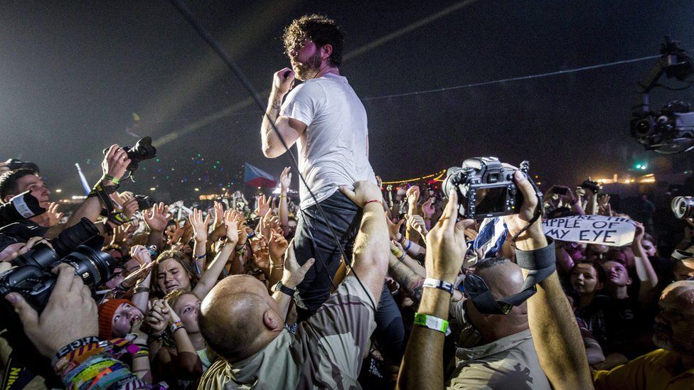 Foals return with music that 'makes you want to smash a room up' - BBC News