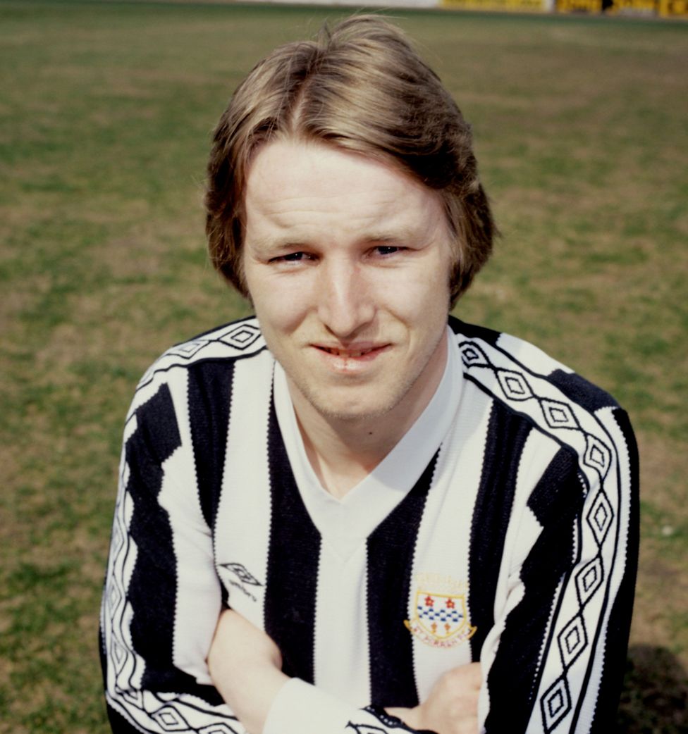Minute's applause in memory of McDougall - BBC Sport