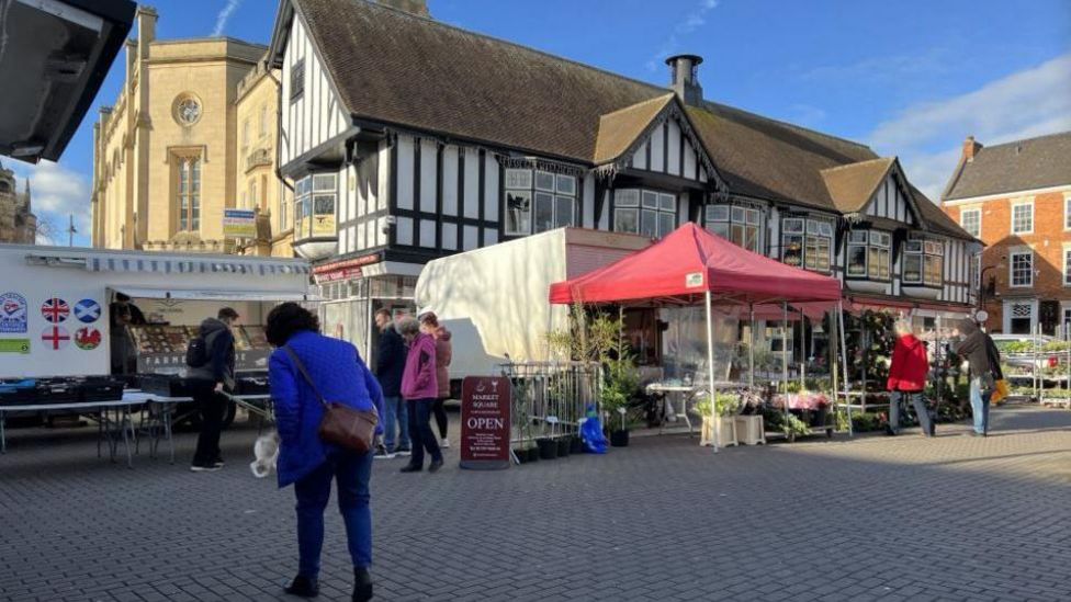 Sleaford market to move during £1m town centre revamp - BBC News
