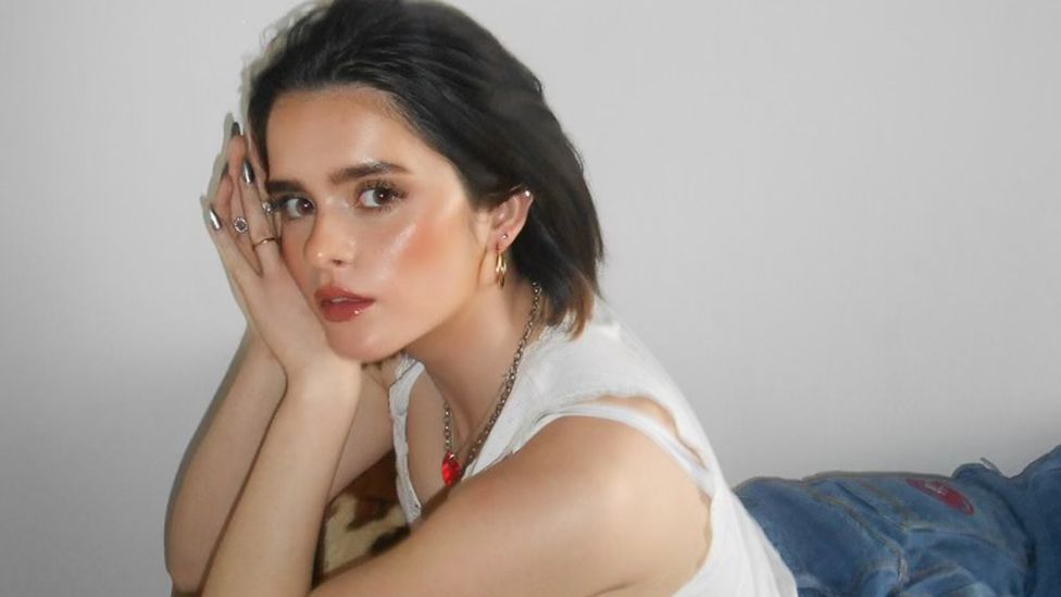 Lichfield singer Belle has big hopes for latest single - BBC News
