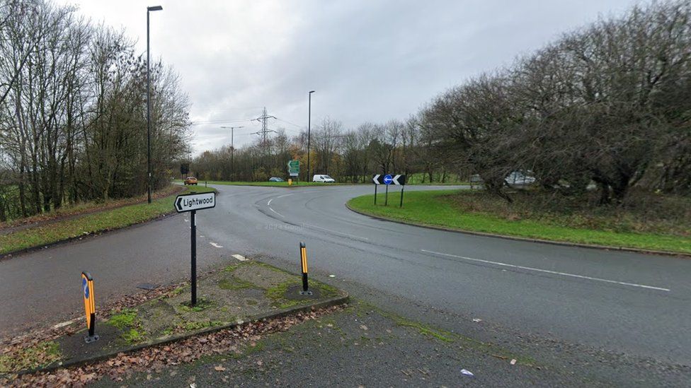 Man critical after Sheffield roundabout crash - BBC News