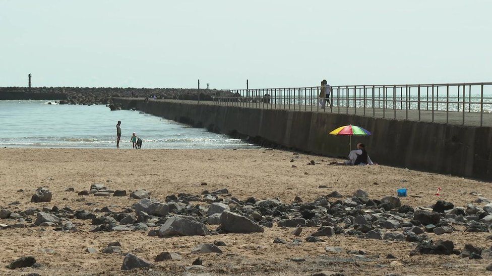 Galw am wella diogelwch ar draeth lle bu farw bachgen - BBC Cymru Fyw