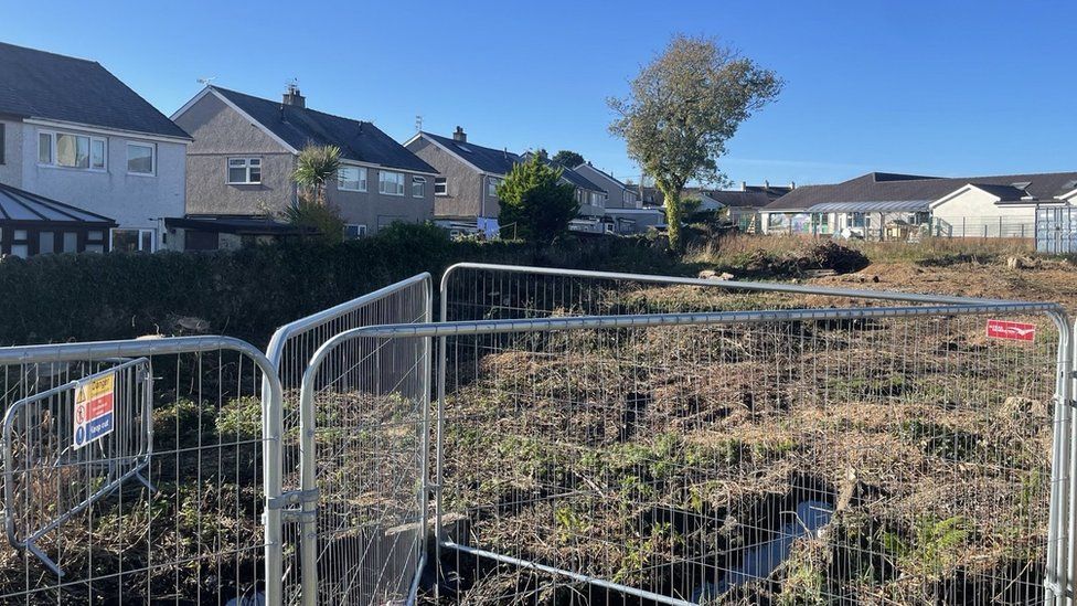 Ysgol Llanrug: Dadlau am ddatblygu tai ar dir Tŷ'r Ysgol - BBC Cymru Fyw