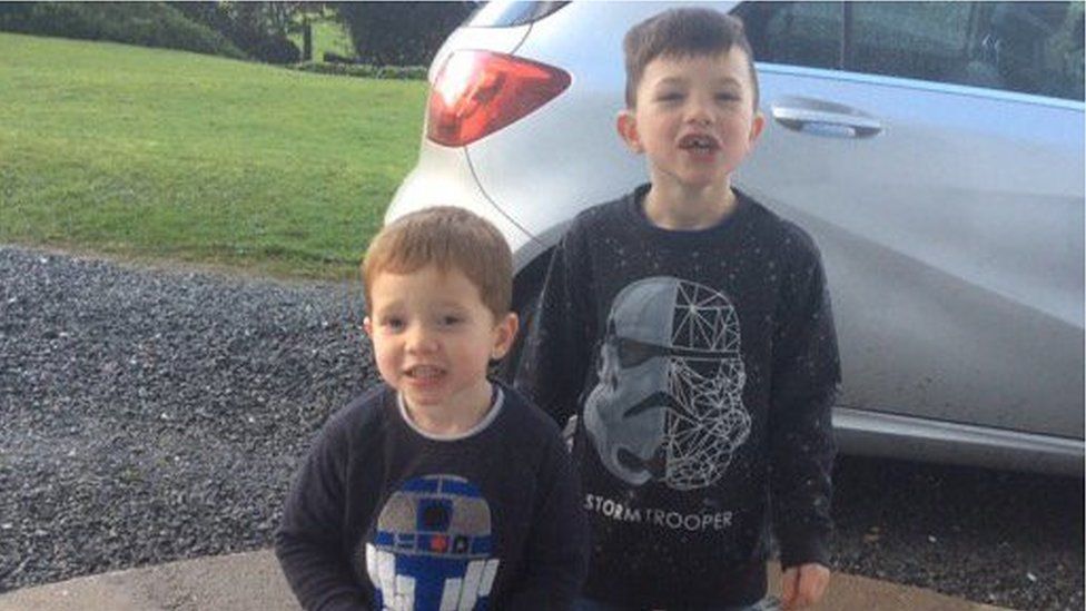 Calennig! Blwyddyn Newydd Dda i bawb sydd yn y tŷ! - BBC Cymru Fyw