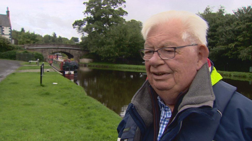 Campaigners seek to keep Scotland's canals 'usable' - BBC News