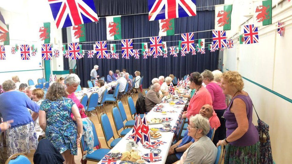 Celebrations across Wales for Queen's 90th birthday - BBC News