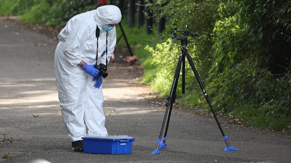 High Wycombe: Murder probe begins after man found in road - BBC News