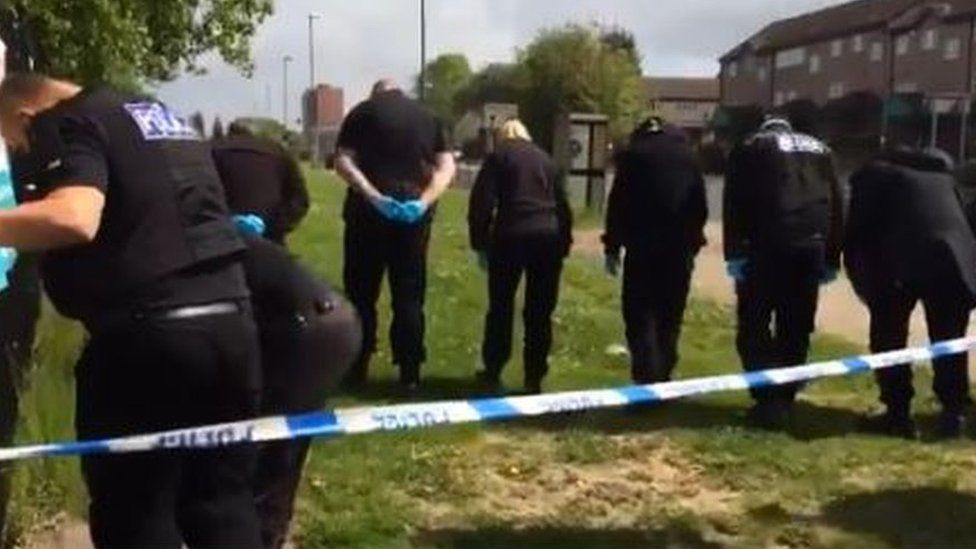 Leeds shooting: Man shot as car stops at traffic lights - BBC News