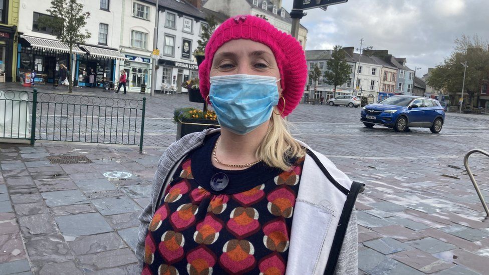 Cyfnod clo byr a llym: Y farn yng Nghaernarfon - BBC Cymru Fyw