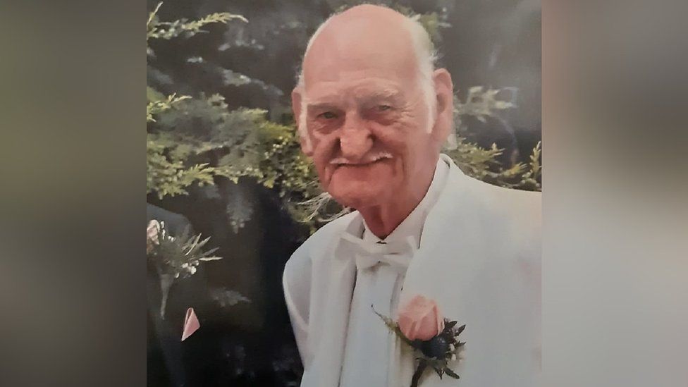 Doncaster great-grandfather Edward Walker dies after being hit by car - BBC News