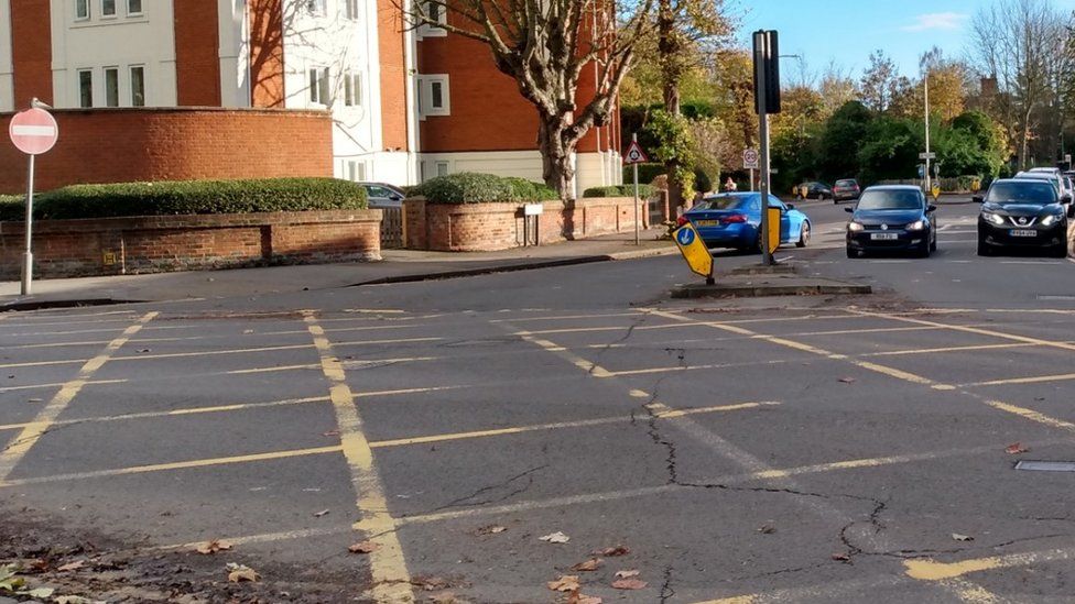 Reading: Yellow box junction fines scheme launches - BBC News