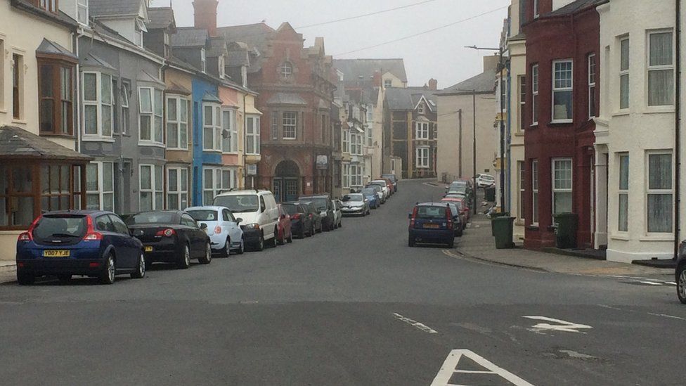 Pobl yn 'gwerthu cyffuriau'n agored' yn Aberystwyth - BBC Cymru Fyw