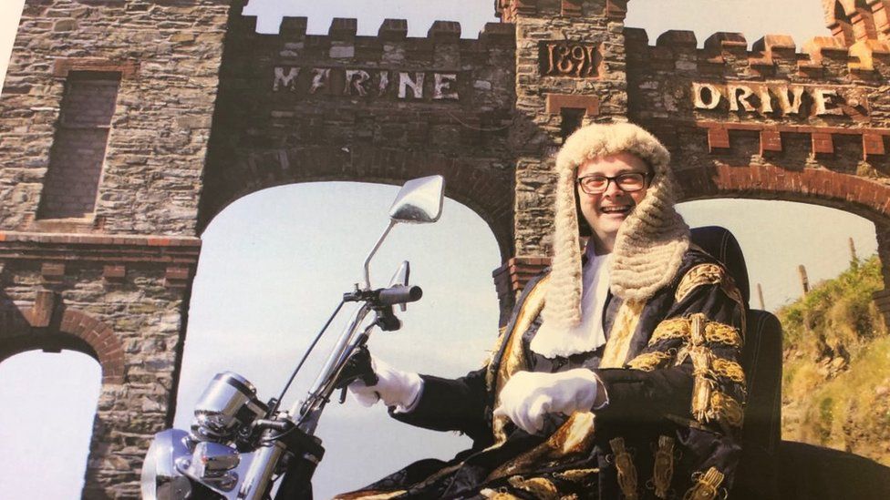 Poet with Parkinson's persuades prominent people to pose for calendar ...