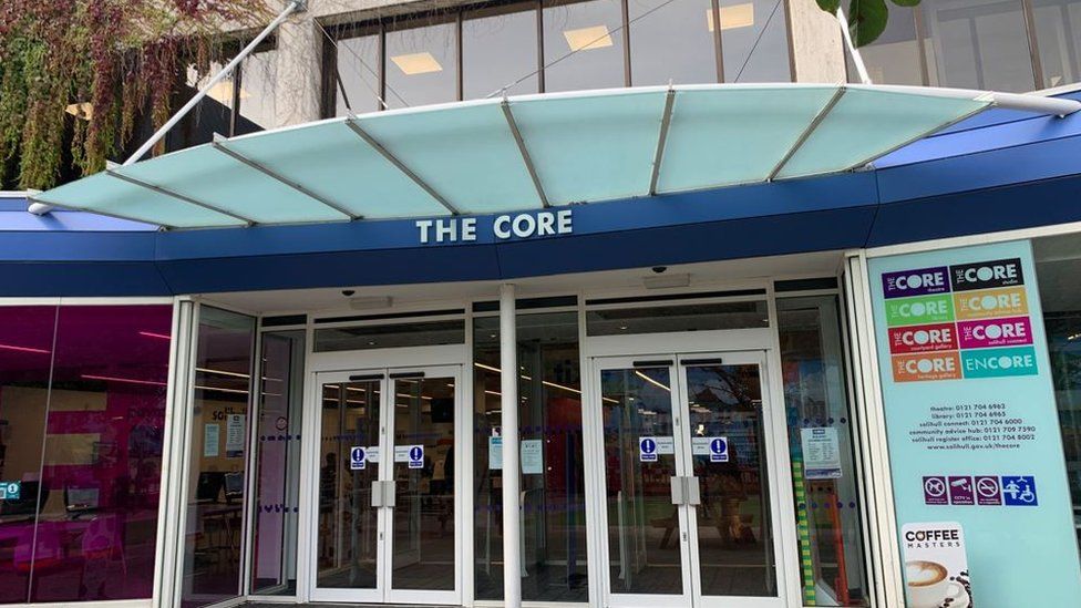 Performers 'devastated' by Solihull theatre RAAC closure - BBC News