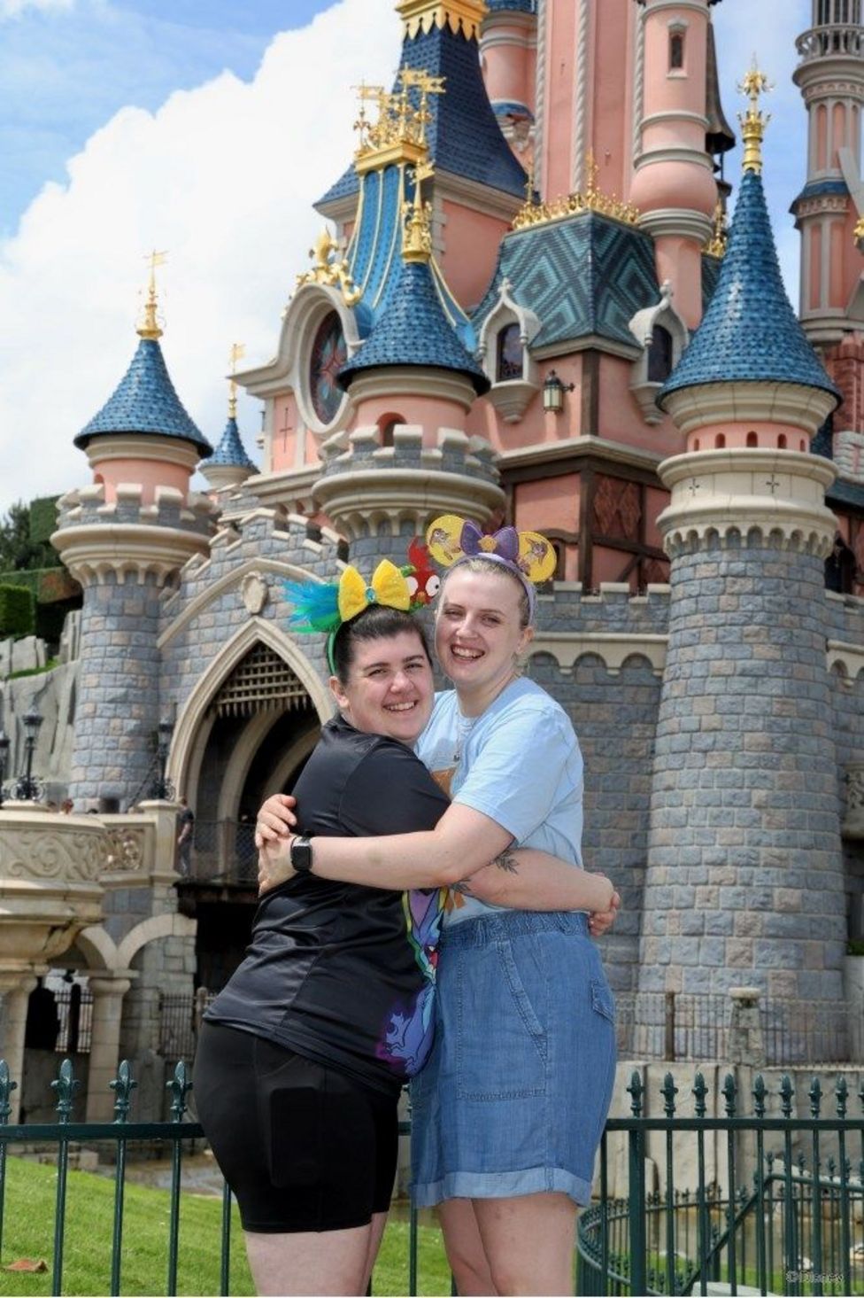 Natasha Coates: Gymnast wants plane nut ban after mid-air scare - BBC News