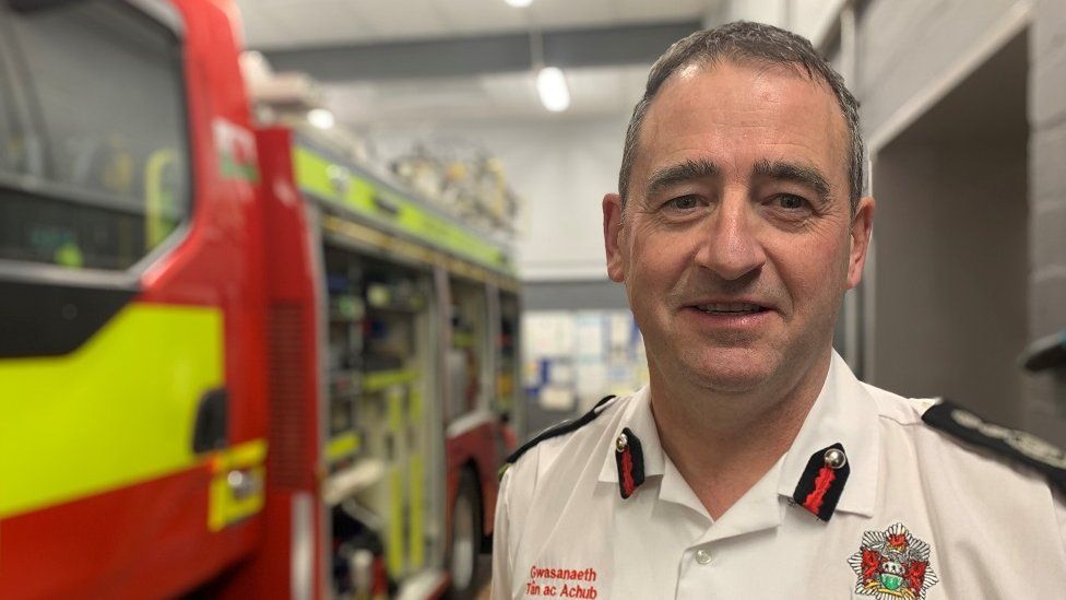 Pryder am brinder diffoddwyr tân yn y canolbarth a'r gorllewin - BBC ...