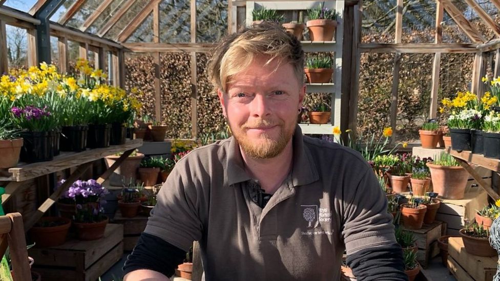 Guinness World Records: The world's longest cucumber - BBC Newsround