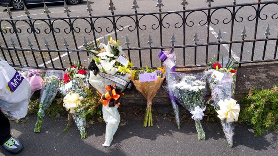 Widnes stabbing: Landlord killed outside his pub - BBC News