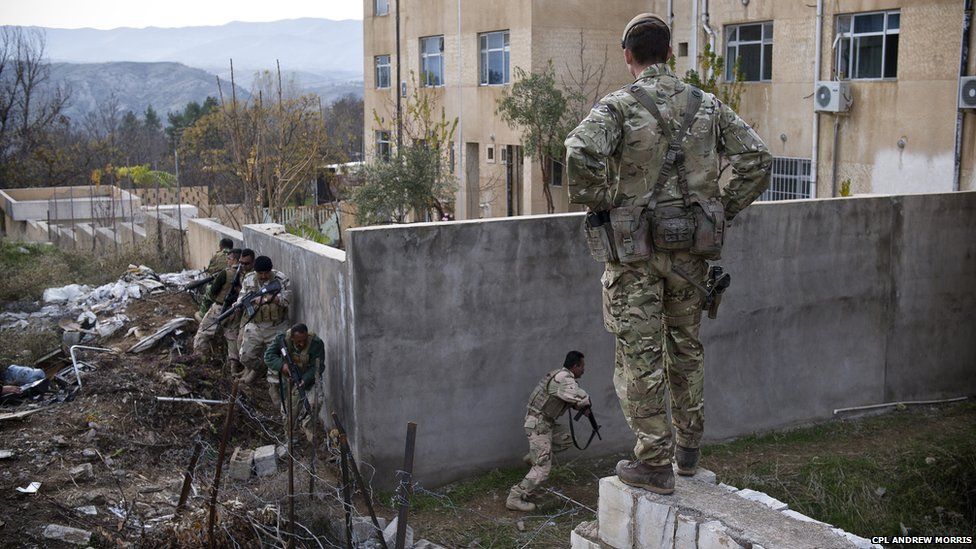 The UK soldiers training Kurdish forces to fight IS in Iraq - BBC News