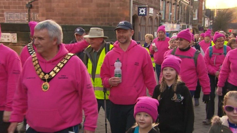 Organ donor's family found 'just down the road' - BBC News