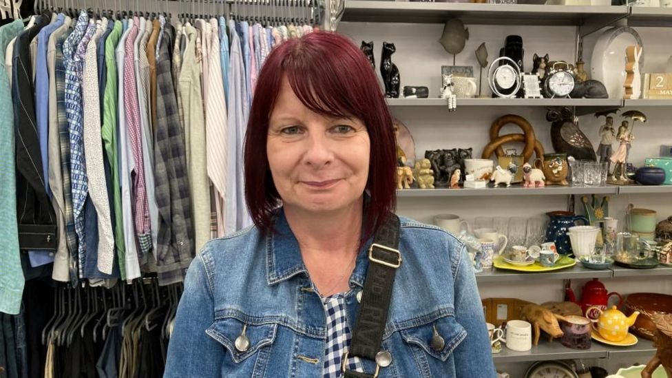 Hundreds visit Daventry animal charity shop on first day - BBC News