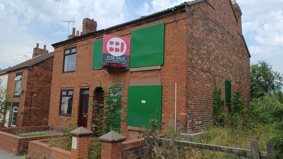 Ripley: Homes approved for wildlife plot and burial site - BBC News