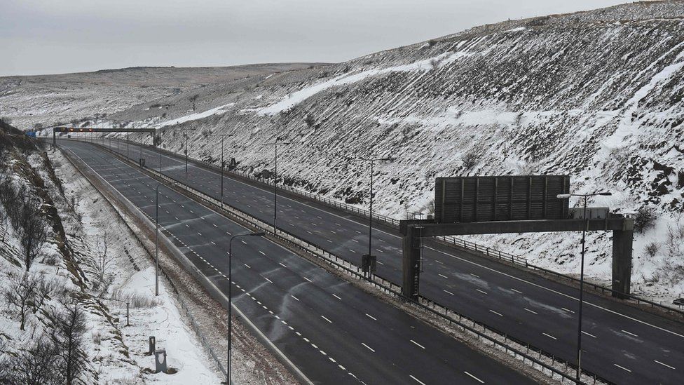 UK snow: M62 motorway reopens after closure - BBC News