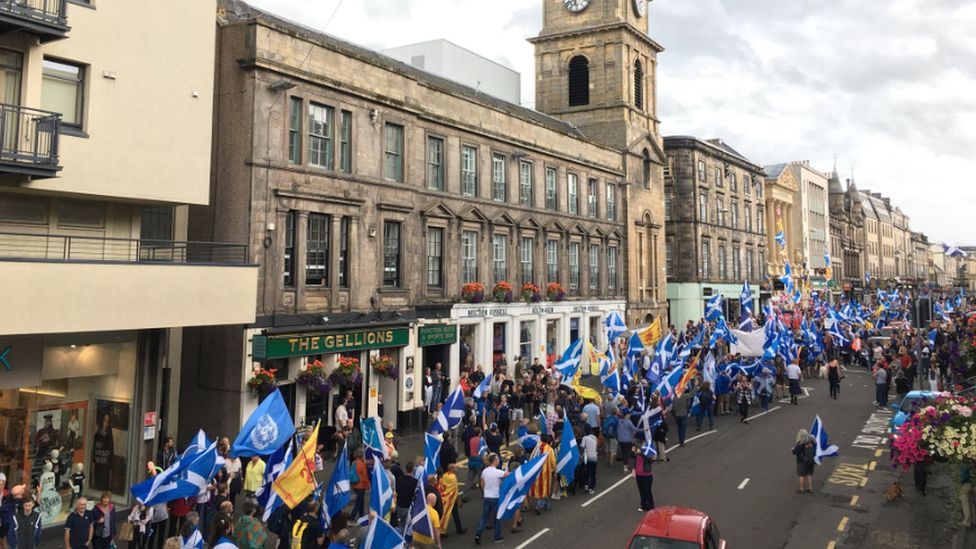 Scottish independence march held in Inverness - BBC News