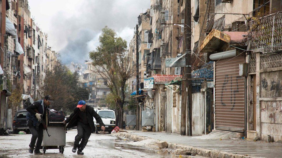 Syria conflict: Fierce fighting halts Aleppo evacuation - BBC News