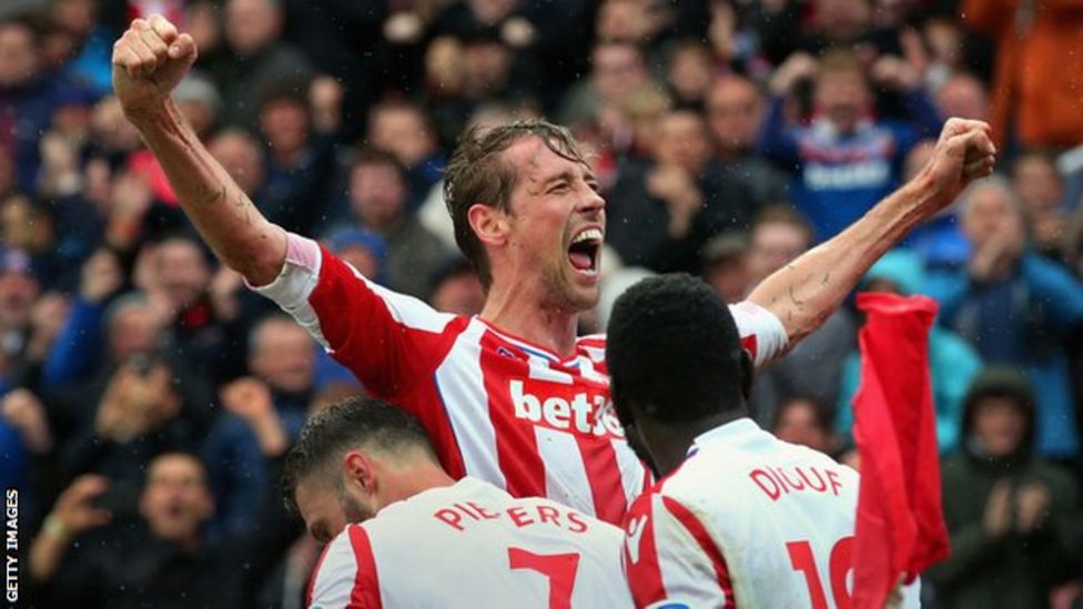 Peter Crouch: Stoke striker extends stay with new deal - BBC Sport