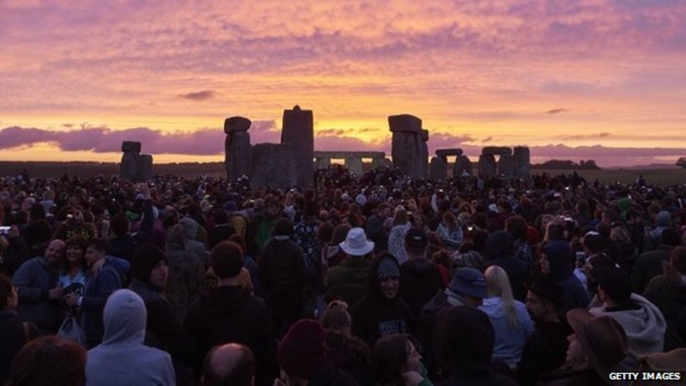 In pictures: Thousands mark summer solstice at Stonehenge - BBC News