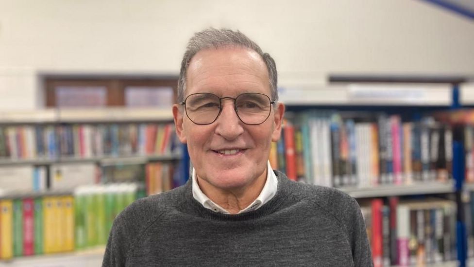 Roade Library asks for more volunteers - BBC News