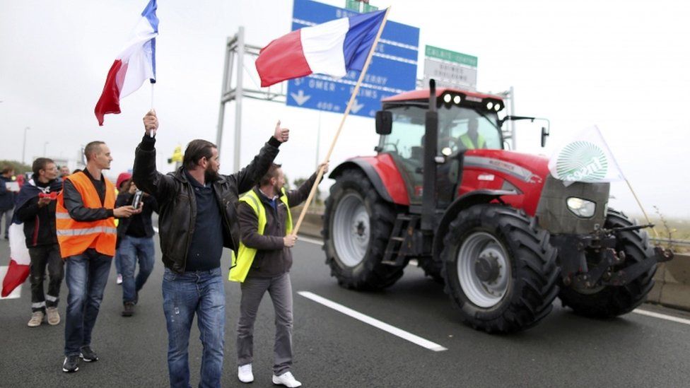 Calais blockade: Protest targets migrant Jungle camp - BBC News