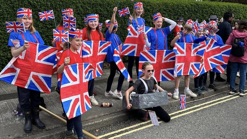 Coronation-themed Ilkley Carnival brings out record crowd - BBC News