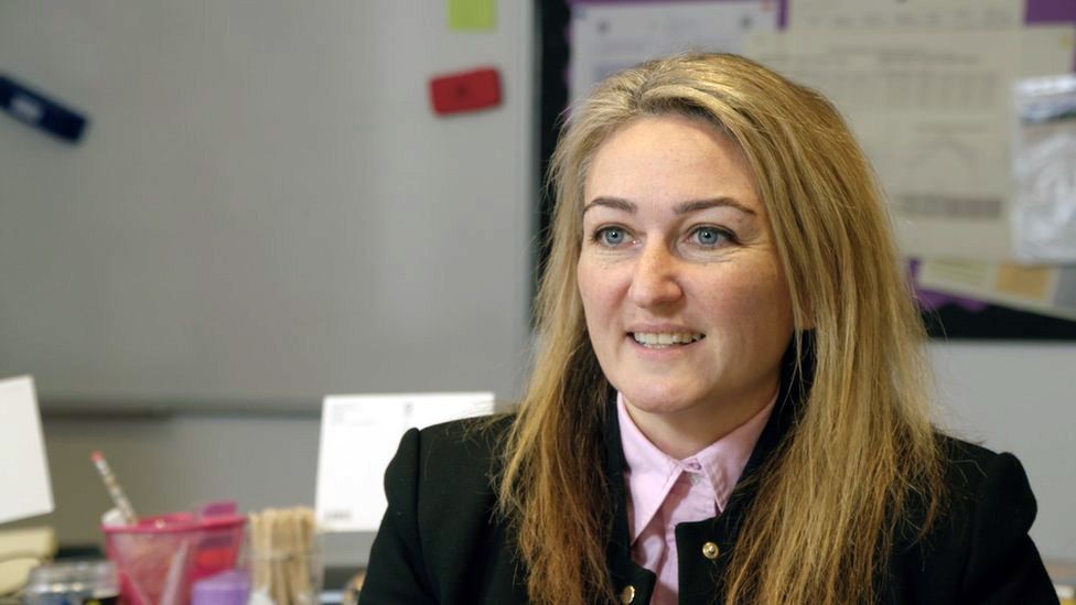 Why high-flying professionals choose to be teachers - BBC News