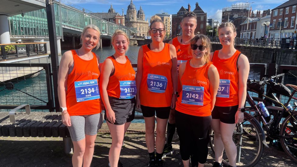 Hull 10k in pictures as thousands of runners take to the streets - BBC News
