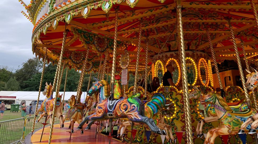 Carousel that featured in blockbuster movie comes to Guernsey - BBC News
