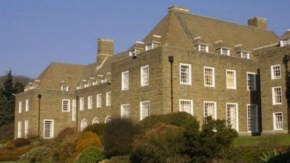 Llywodraeth Cymru yn cadarnhau £5m i neuadd Pantycelyn - BBC Cymru Fyw