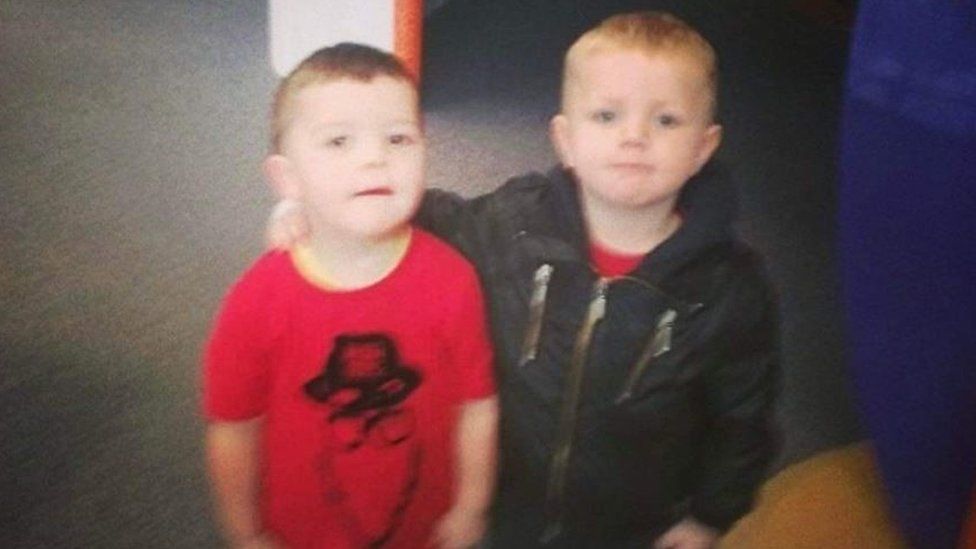 Caerdydd: Teyrngedau gan deuluoedd dau 'ffrind gorau' fu farw - BBC ...