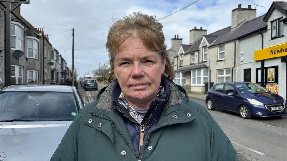 Traffig 'ofnadwy' Niwbwrch yn 'cael effaith mawr' - BBC Cymru Fyw