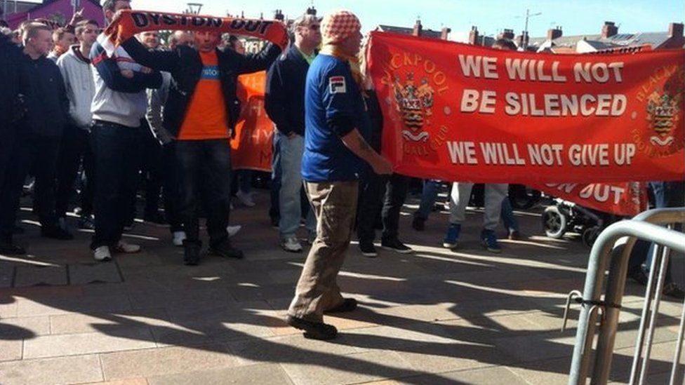 Blackpool FC owner Owen Oyston ends legal action against fans - BBC News