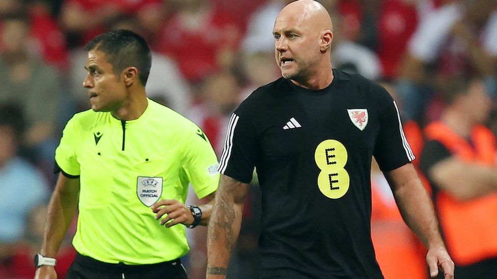 Pêl-droed: 'Rob Page yn haeddu amser i wneud yn iawn' - BBC Cymru Fyw