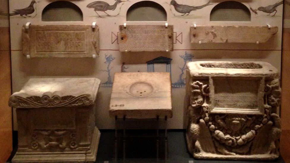 Ashmolean museum stages Roman funeral procession for tomb - BBC News