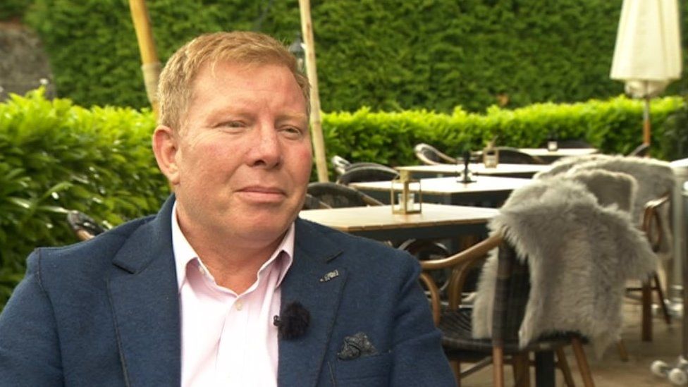 Amport village pub offers £100 voucher to get staff - BBC News