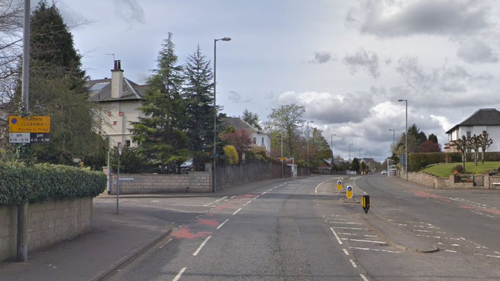 Woman, 21, named after fatal crash in Giffnock - BBC News